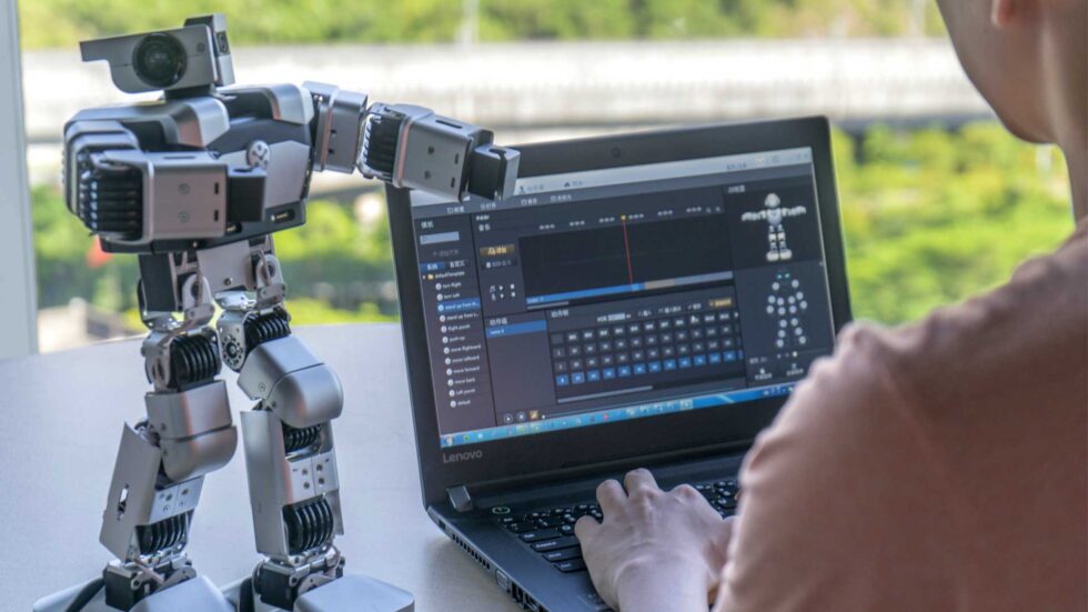 Robot umanoid programabil Yanshee cu inteligenta artificiala